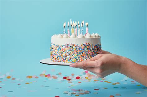 색종이와 파란색 배경에 생일 케이크 촛불을 들고 여자의 부분 보기 생일에 대한 스톡 사진 및 기타 이미지 생일 케이크 손