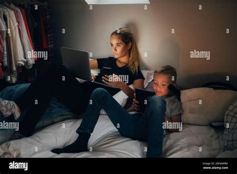 Teenager 14 15 Sitzt Auf Dem Bett Fotos Und Bildmaterial In Hoher