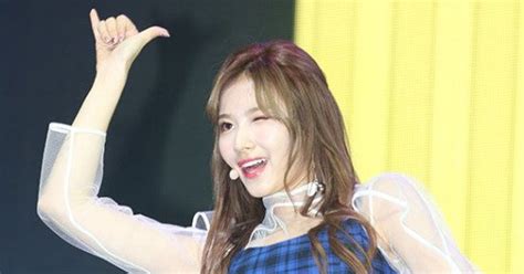 [포토] 트와이스 사나 윙크 한번에 쓸어지네