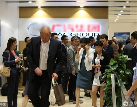杨澜穿蓝裙低调现身车展 下楼梯小心翼翼