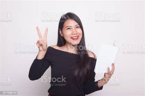 젊은 아시아 여자 책 빅터 기호를 표시 합니다 교육에 대한 스톡 사진 및 기타 이미지 교육 사람 손가락 사람들 Istock
