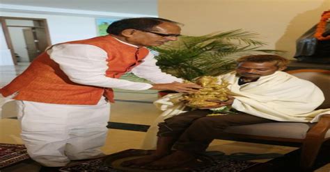 Mp Urination Case How Cm Shivraj Apologised To Tribal Man After Bjp