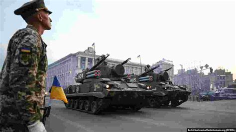 Українські захисники і захисниці на репетиції військового параду до Дня