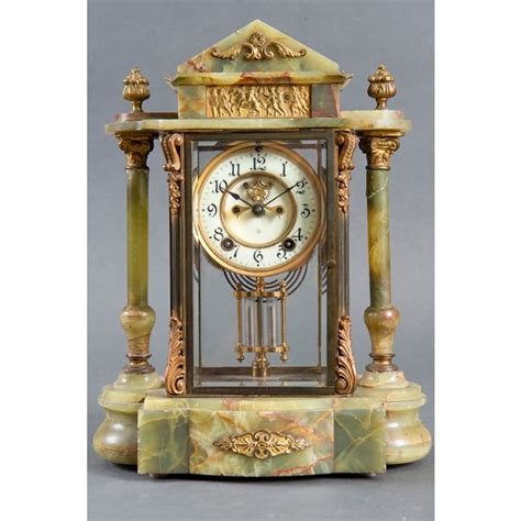 Reloj de sobremesa estilo neoclásico en mármol verde y bronce dorado Esfera con numeración