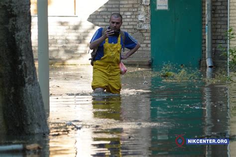 Херсонці борються із затопленням через підрив Каховської ГЕС