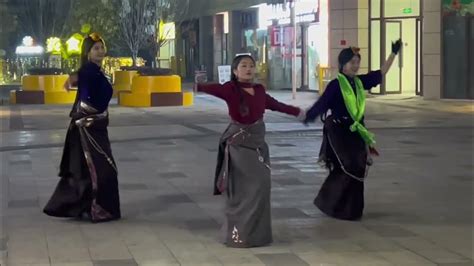 白鹤拉姆以及盛装的巴塘曲珍翁姆两姐妹，共舞《献歌之声》。baihe Lamu And Batang Quzhen And Wengmu