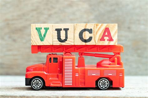 화재 사다리 트럭은 나무 배경에 단어 Vuca 에 문자 블록을 보유 0명에 대한 스톡 사진 및 기타 이미지 Istock
