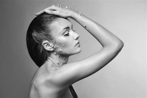 Piękna Naga Młoda Blondynki Kobieta Je Czekoladowego Baru Z Jaskrawym Makeup Obraz Stock Obraz