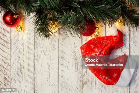 흰색 나무 크리스마스 배경 텍스트의 빈 공간입니다 새해 복 많이 받으세요 빨간 모자 크리스마스 트리 0명에 대한 스톡 사진 및 기타 이미지 Istock