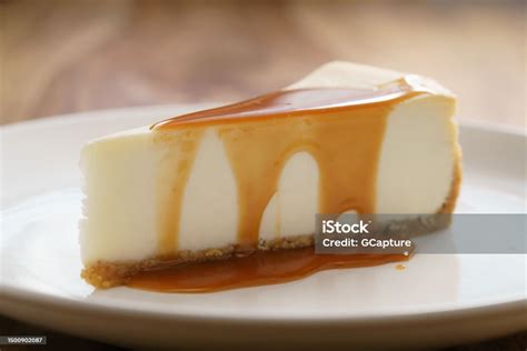 Saus Karamel Dituangkan Di Atas Sepotong Cheesecake Tradisional New