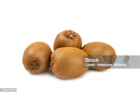 흰색 배경에 고립 된 키위 전체 과일과 흰색 배경에 키위 조각을 조각합니다 신선하게 익은 육즙이 풍부한 키위 열대 과일 유기농 과일 0명에 대한 스톡 사진 및 기타 이미지