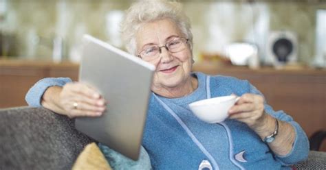 Подарок женщине на 80 лет: идеи на любой вкус