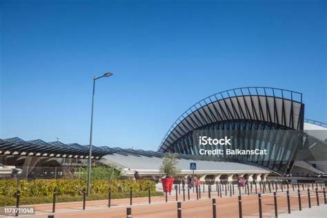 리옹 세인트 텍서페리 공항 Tgv 기차역 본관의 본관 산티아고 칼라 트라바 발스에 의해 설계 그것은 에어로 포트 드 리옹 공항을