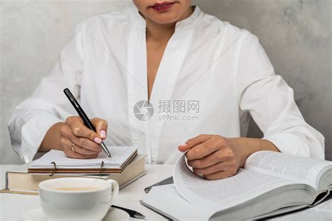学生在家学习女孩写书和看书高清图片下载 正版图片503741545 摄图网