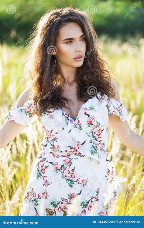 Ritratto Vicino Su Di Giovane Bella Donna Castana Immagine Stock Immagine Di Nave Modo 143357209