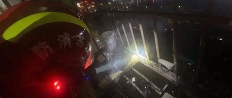 镇江一小区阳台起火，事发时家中无人火灾救援火种