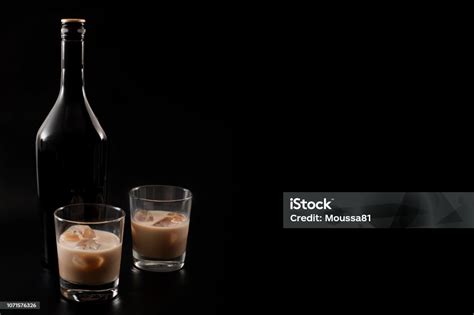 커피 리큐 르 그리고 우유와 위스키 아일랜드어 크림 병 개념과 Copyspace와 어두운 검은 배경에 고립 된 얼음 잔에 따라 알코올 음료 리큐르에 대한 스톡 사진 및 기타