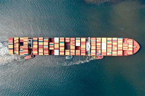 Maior navio porta contêineres em comprimento a atracar em