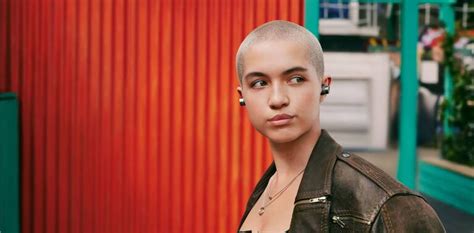 Blog - True Wireless Is More: The Benefits of True Wireless Earbuds ...