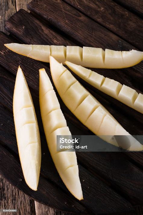 나무 테이블 선택적 초점 및 격 조 이미지에 신선한 달콤한 오렌지 멜론 0명에 대한 스톡 사진 및 기타 이미지 0명 건강한