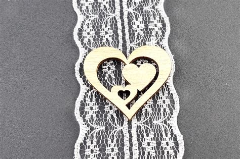 Hochzeitsanstecker online kaufen Holzherz dunkel gemasert II für Ihre Hochzeit