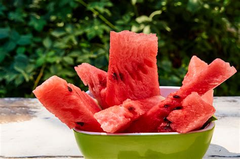 녹색 잎의 배경에 대한 나무 오래된 테이블에 신선한 잘 익은 줄무늬 슬라이스 수박 0명에 대한 스톡 사진 및 기타 이미지 0명 건강한 생활방식 건강한 식생활 Istock