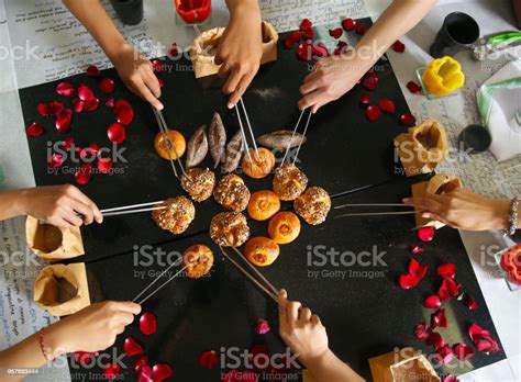 상위 뷰는 테이블에 빵 빵 도넛에 대한 스톡 사진 및 기타 이미지 도넛 장식함 학습 Istock