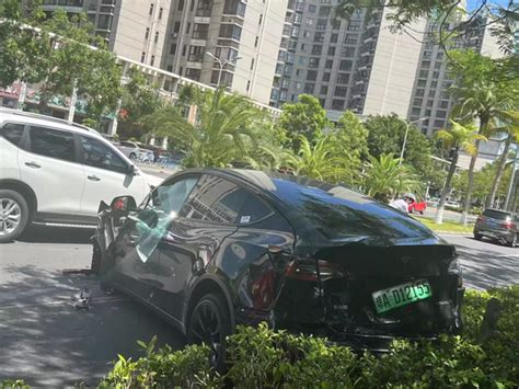 海口突发车祸！1死1伤！特斯拉撞飞越野车新浪海南新浪网