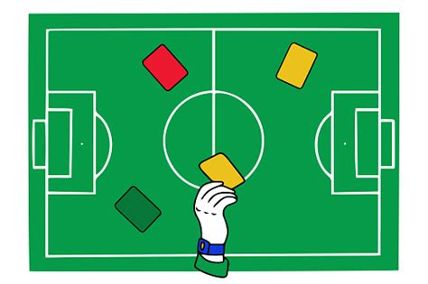 손에 노란색 빨간색 초록색 축구 카드 축구 심판의 손은 옐로 카드를 들고 있습니다 축구장 배경에 있는 다양한 색상의 카드