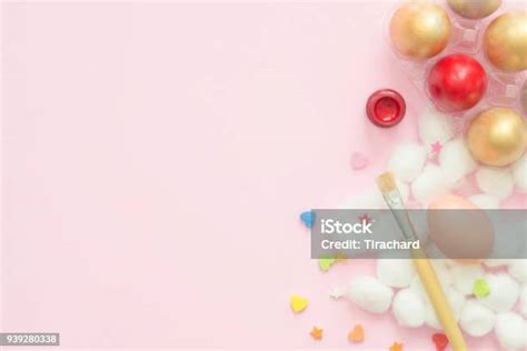 평면 위치 평면도 다채로운 부활절 달걀 그린 핑크 파스텔 컬러 배경에 페인트 브러시로 파스텔 색상 구성 부활절 날 배경 최고