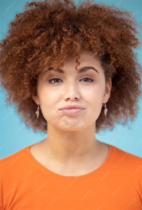 ヘアケア疲れとスタジオで青い背景に分離されたアフロを持つ女性の肖像画 悲しいストレスと縮れた乾燥と背景に髪型の問題で欲求不満の女の子の顔