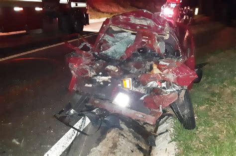 Colisão frontal entre carro e carreta deixa uma pessoa morta na rodovia