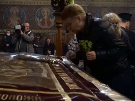 Царски часове в храмовете на Разпети петък изнасят Плащаницата