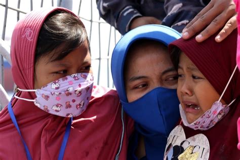 11 Potret Haru Tabur Bunga Oleh Keluarga ABK Nanggala 402