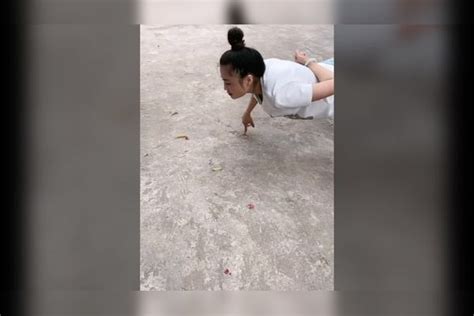 差点就把我唬住了！美女一指禅做俯卧撑收放自如，镜头一往后摇网友笑喷了