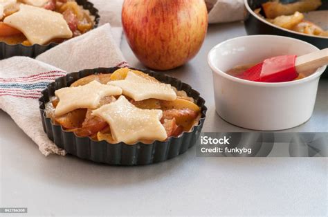 제빵 과정 제빵 요리 직장 배경에 대 한 재료 재료 애플 케이크를 만들어 상위 뷰 복사 공간 갈색에 대한 스톡 사진 및 기타