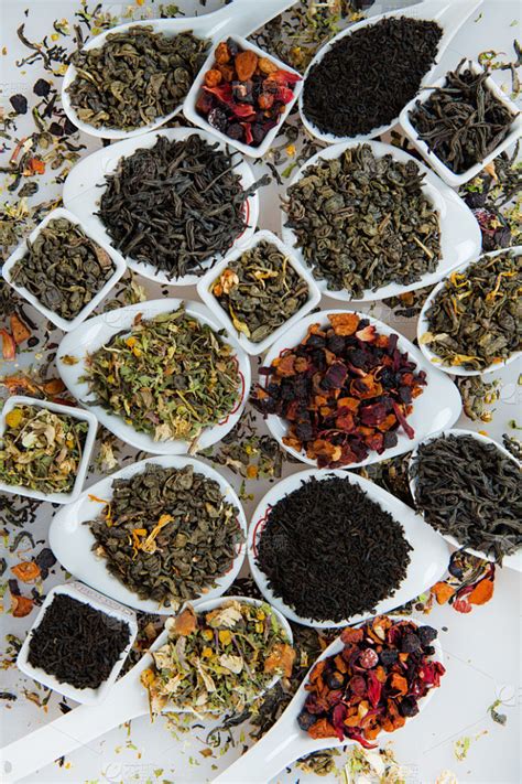 各式各样的干茶叶。各类茶叶上白色孤立。不同种类的茶叶。不同种类的茶与茶组成。茶的概念。茶叶