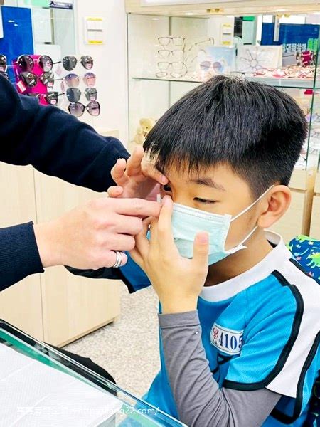 孩子近視了怎麼辦學童近視控制專用日拋～解決日常戴眼鏡的不便 亮亮育兒生活