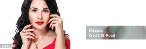 붉은 입술과 빨간 손톱 매력적인 갈색 머리 여자의 초상화를 닫습니다 흰색 배경에 고립 갈색 머리에 대한 스톡 사진 및 기타 이미지 갈색 머리 검은색 드레스 Istock