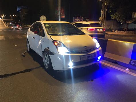 ម៉ូតូអ៊ែរប្ល៊ែដបុករថយន្តនៅត្រង់ផ្លូវបំបែកជាបួនបណ្តាលឱ្យរងរបួស២នាក់ សារព័ត៌មាន នគរវត្ត