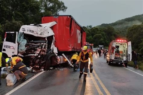 Colisão Entre Carretas Na Br 282 Deixa Um Morto E Uma Mulher Ferida