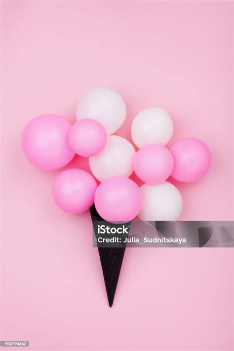핑크 파스텔 배경 평면도에 와플 콘에 아이스크림 풍선 생일에 대 한 최소한의 구성 플랫이 하다 개념에 대한 스톡 사진 및 기타