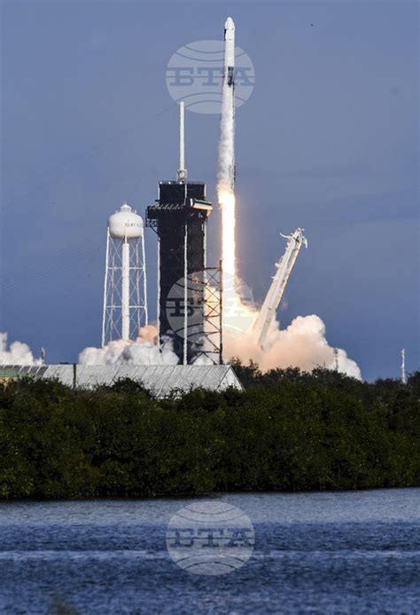 Американският товарен кораб Дракон се скачи с Международната космическа станция Утро