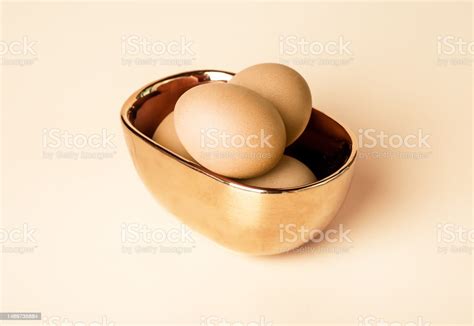 부활절 달걀 염색 봄 종교 휴일을 위해 골드 베이지 자연색으로 칠해진 0명에 대한 스톡 사진 및 기타 이미지 0명 1위