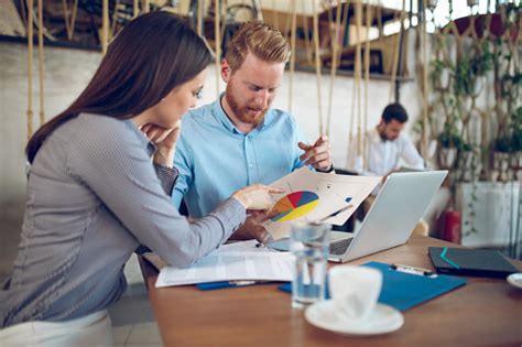 두 사업가 분석 그래프를 카페에서 이용하실 수 있습니다 3 명에 대한 스톡 사진 및 기타 이미지 3 명 계획 그래프 Istock