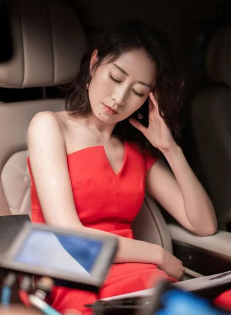 44歲劉敏濤尤物身材，穿高衩大紅裙凹凸有致，小姑娘都自嘆不如 每日頭條