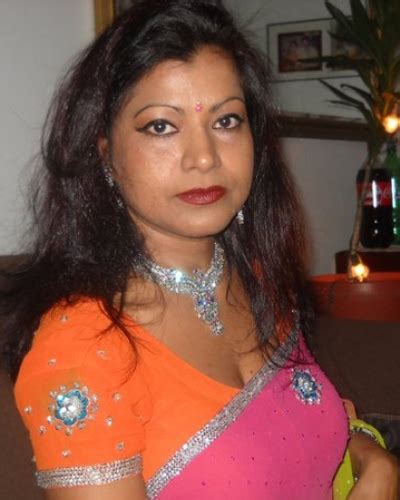 Bengali Aunty Giving Fashion And Style Tips Hot Girls At School