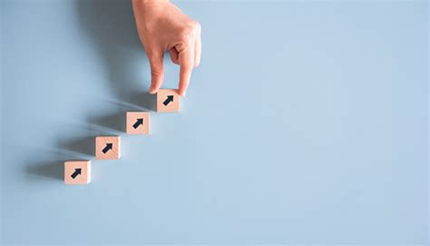 비즈니스 컨셉 성장 성공 과정 종이 파란색 배경에 단계 계단으로 나무 블록 스태킹을 정리 여자 손을 닫습니다 계단에 대한 스톡