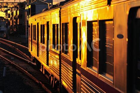 夕日に輝く電車 No 3201666｜写真素材なら「写真ac」無料（フリー）ダウンロードok