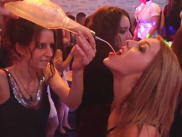 Party Unter Freunden Mit Viel Alkohol Drogen Und